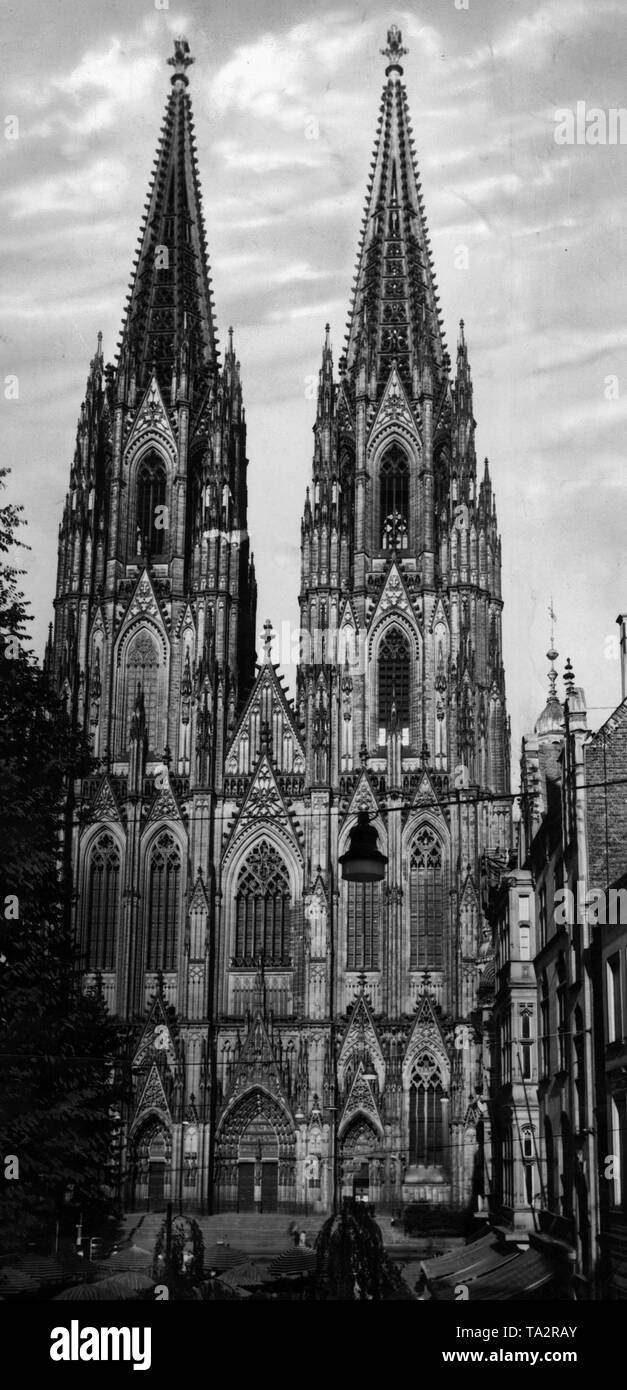 View at the west side of the cologne cathedral hi-res stock photography ...