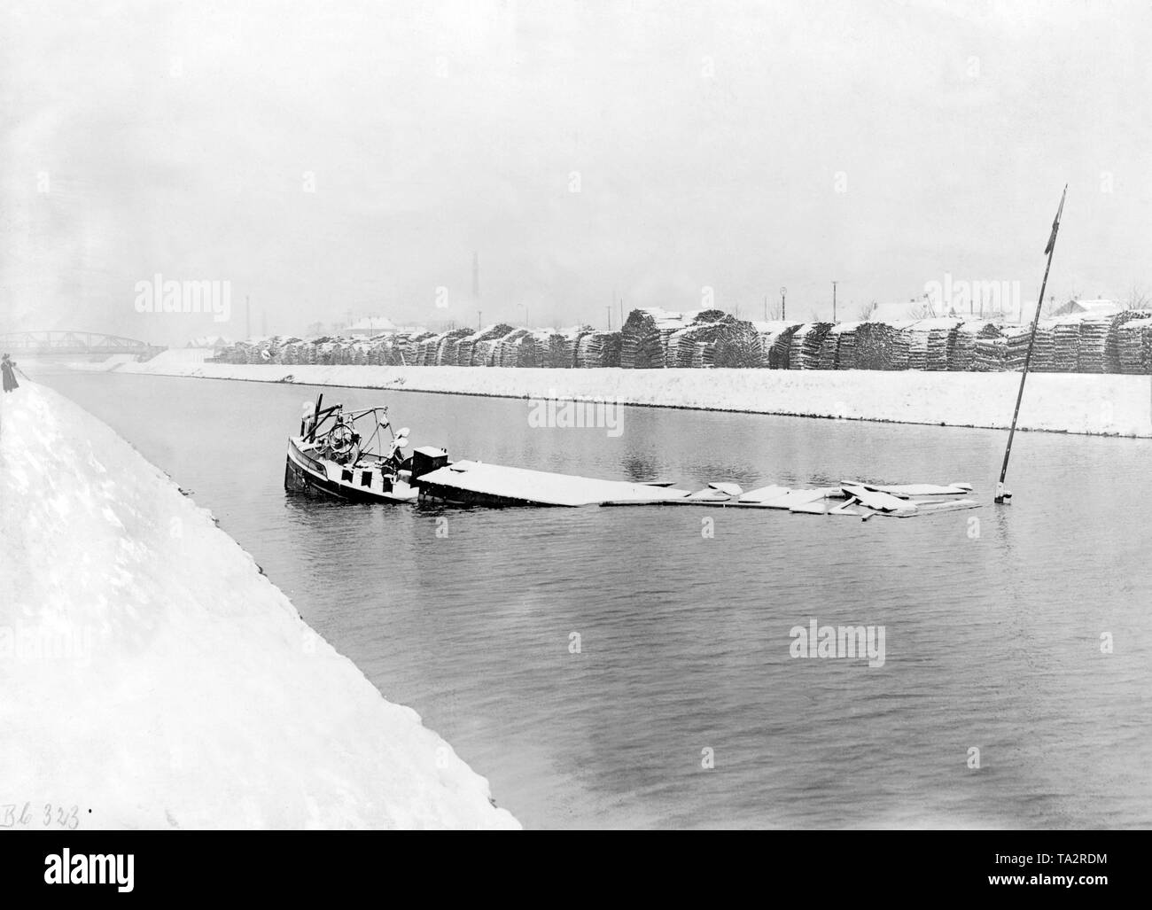 Coal barge hi-res stock photography and images - Alamy