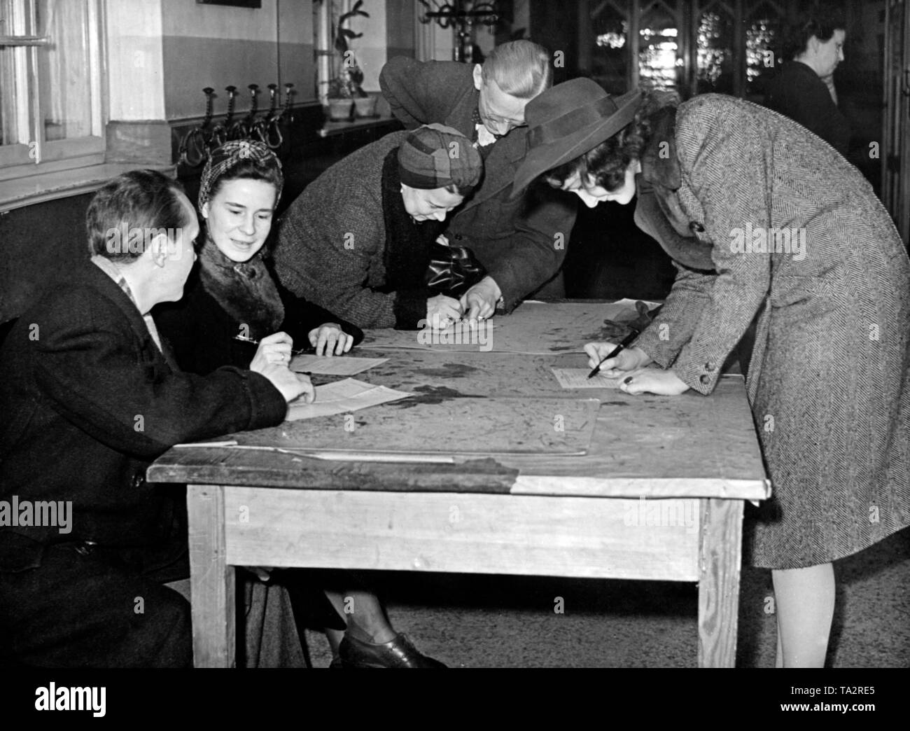 Population write hi-res stock photography and images - Alamy