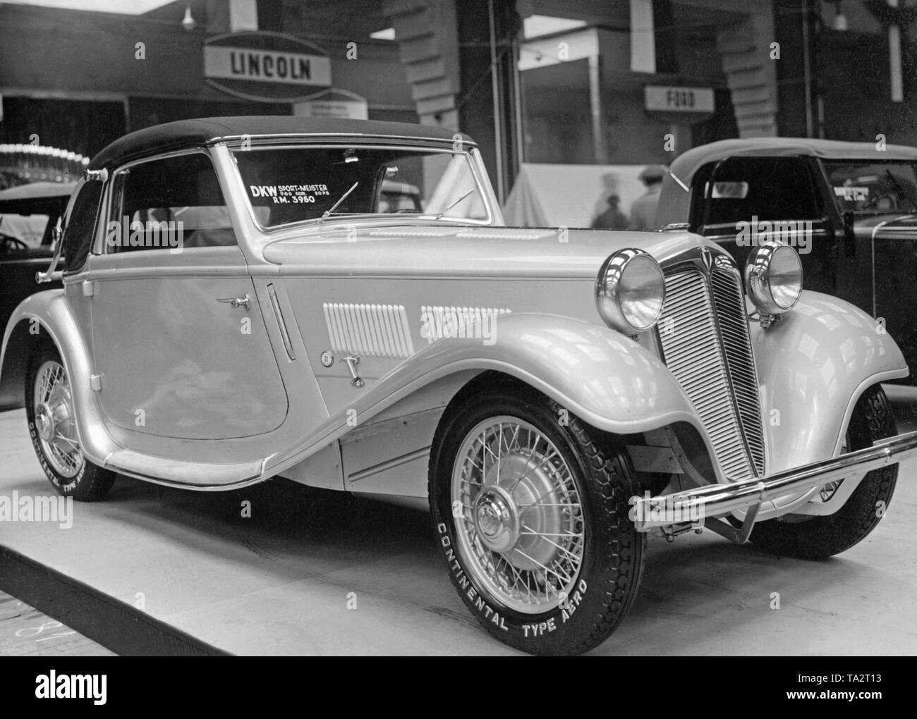 A DKW F2 "Sportmeister". 700cc engine displacement, 20 hp, 3,950 DM ...