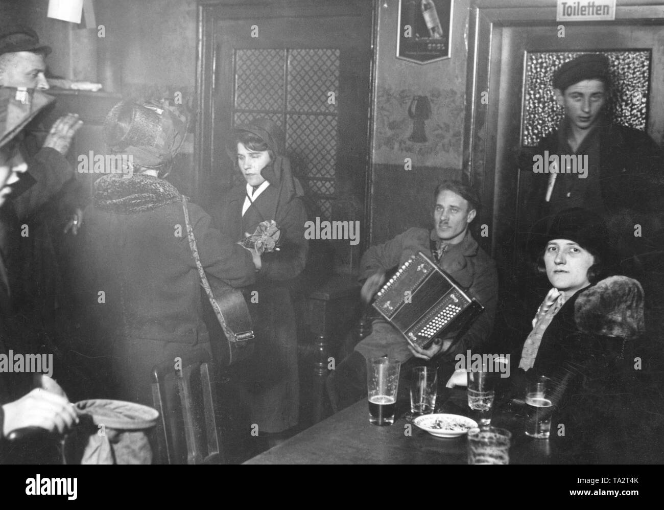 Homeless 1930s hi-res stock photography and images - Alamy