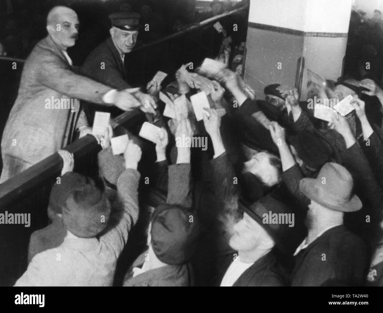 Dock workers Black and White Stock Photos & Images - Alamy