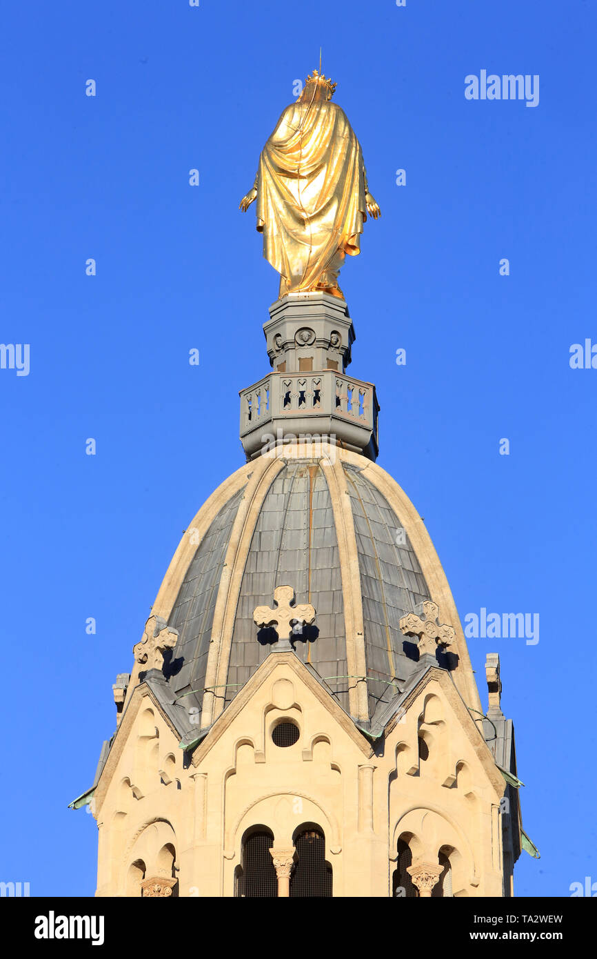 La Vierge dorée,Ïuvre de Joseph-Hugues Fabisch, au dessus de la ...