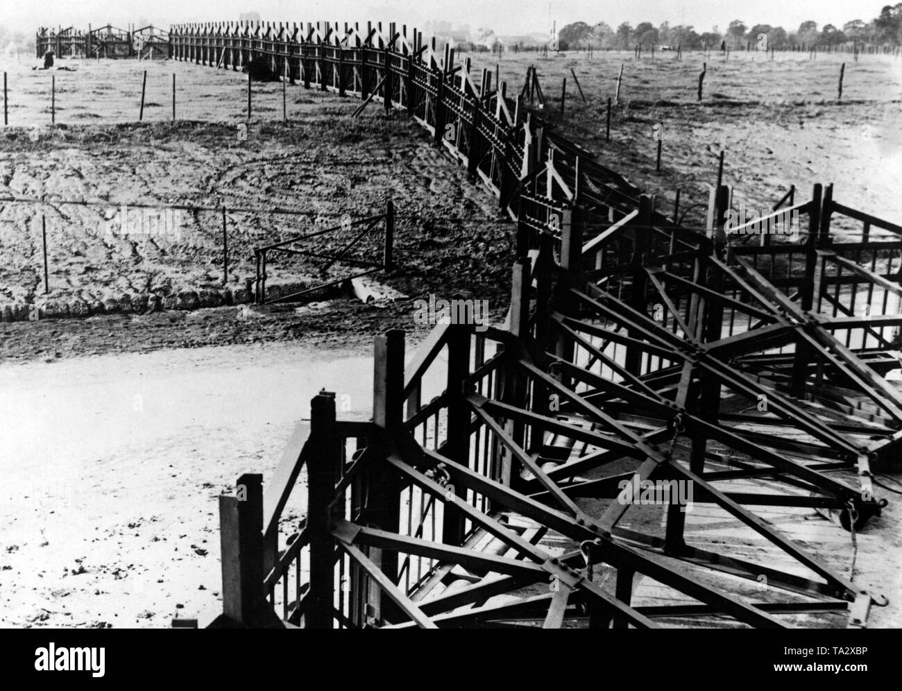 Tank traps hi-res stock photography and images - Alamy