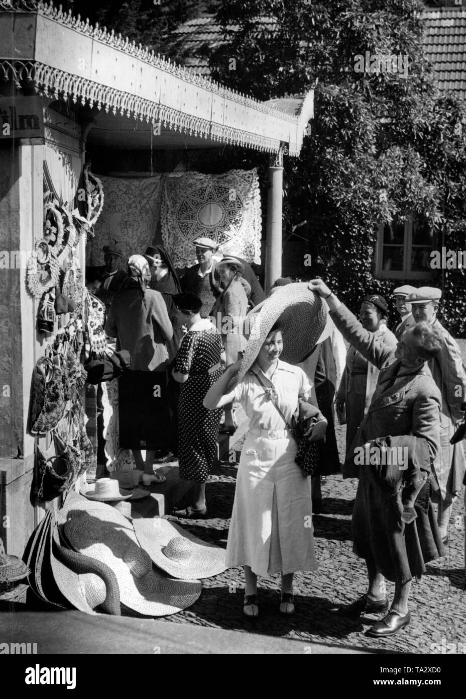 Vacationers of the Nazi organization "Strength through Joy" try on ...