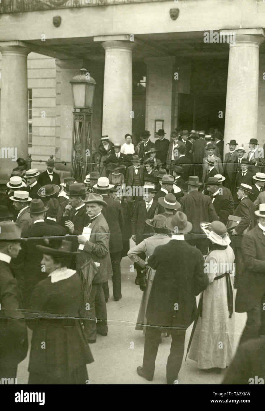 Onlookers and deputies before the Weimar National Theater after a ...