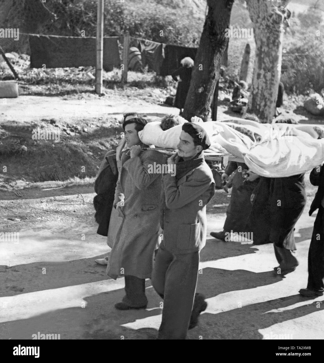 Stretcher and carry hi-res stock photography and images - Alamy