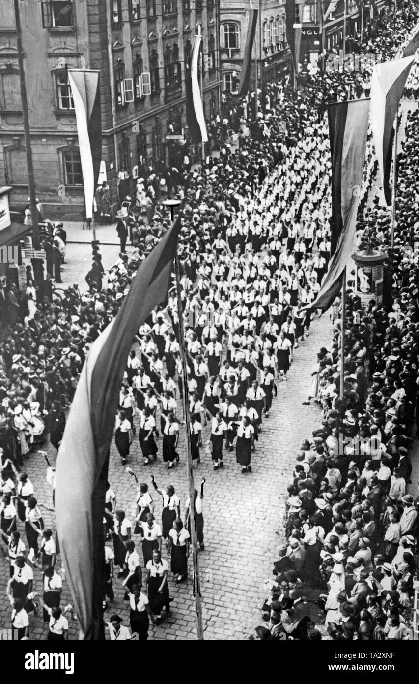 Parade of the "German Gymnastics Club" in the Sudetenland in Tetschen ...