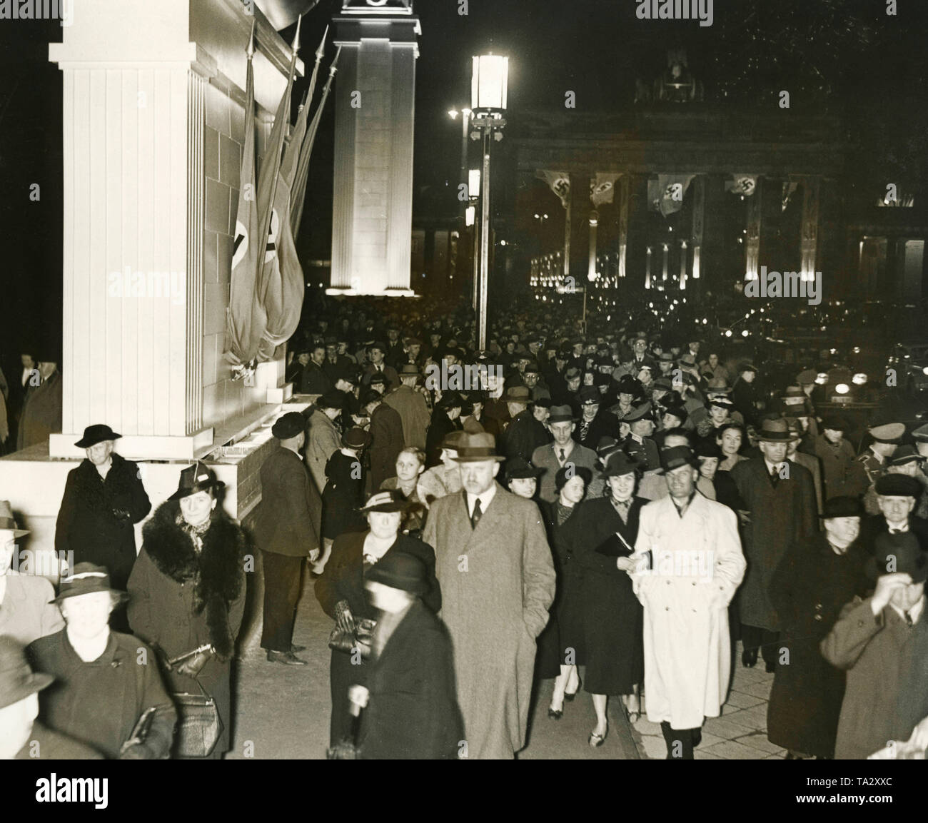 People flow from the Brandenburg Gate over the "Ost-West-Achse". The ...