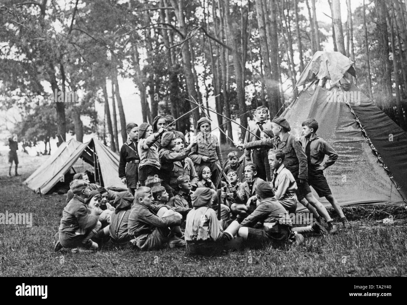 Group boys in scout camp hi-res stock photography and images - Alamy
