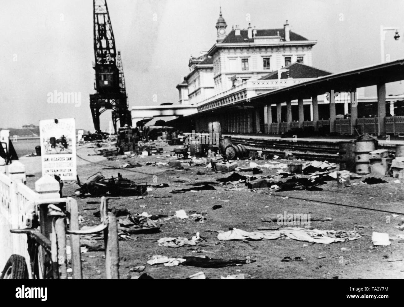 Abandoned war material of the British troops at the station of Calais ...