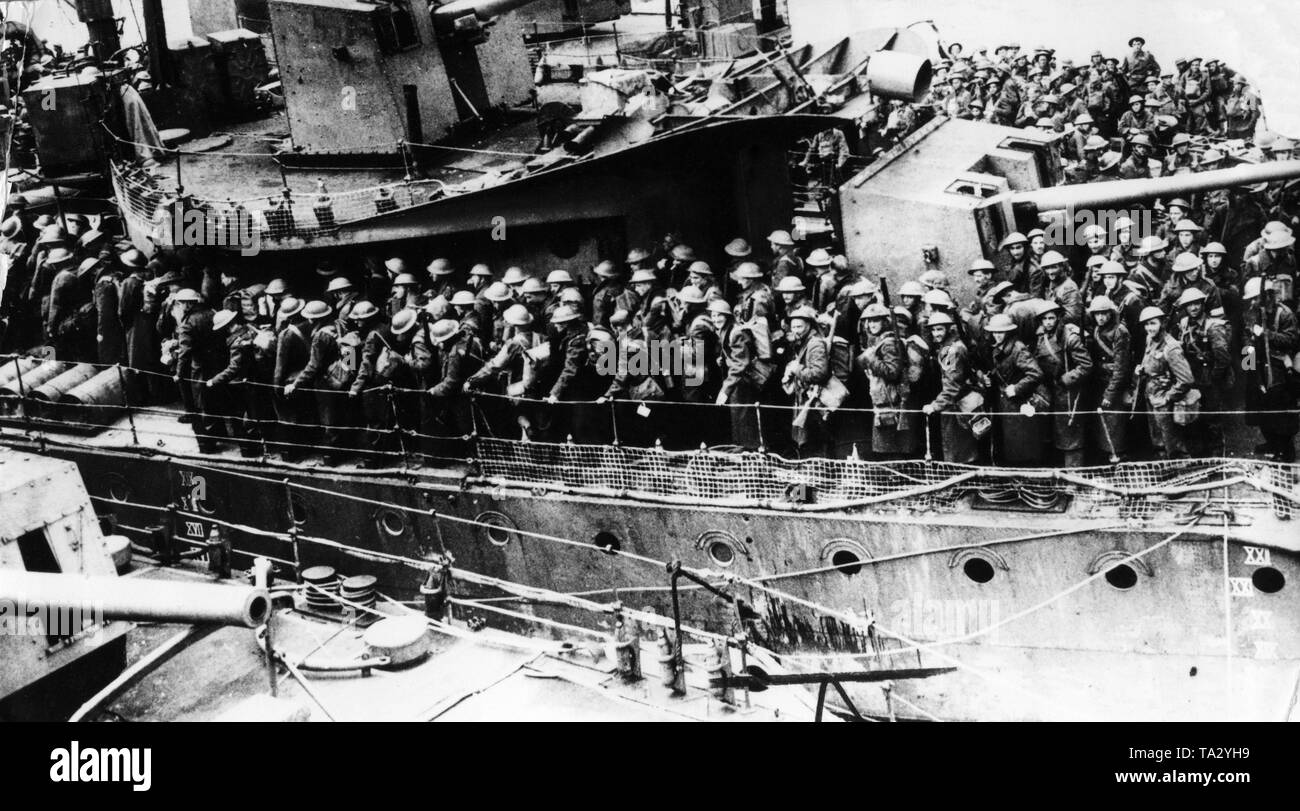BEF soldiers from France arrive in southern England aboard a destroyer ...