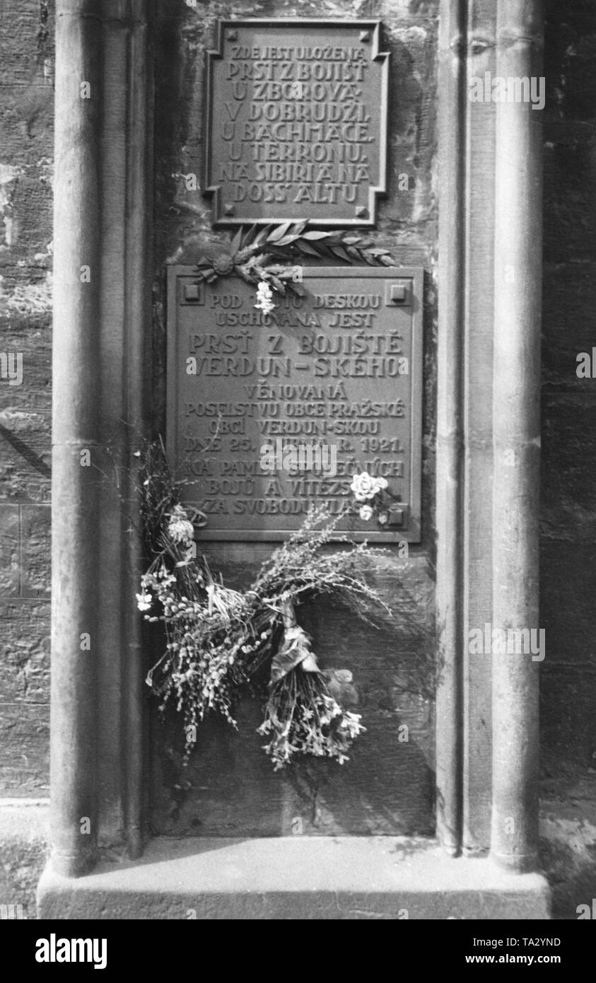 Czech republic prague monument Black and White Stock Photos & Images ...