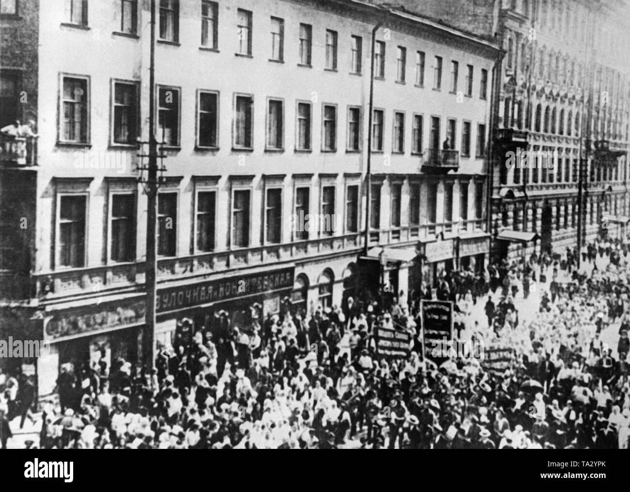 Russian revolution 1917 demonstration hi-res stock photography and ...