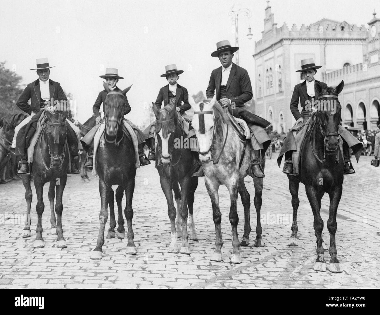 Spaniards Black and White Stock Photos & Images - Alamy