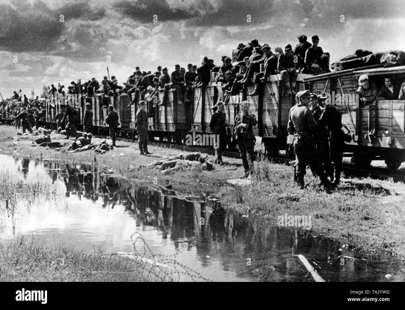 A train with "fresh" German soldiers on its way to the Lithuanian front ...