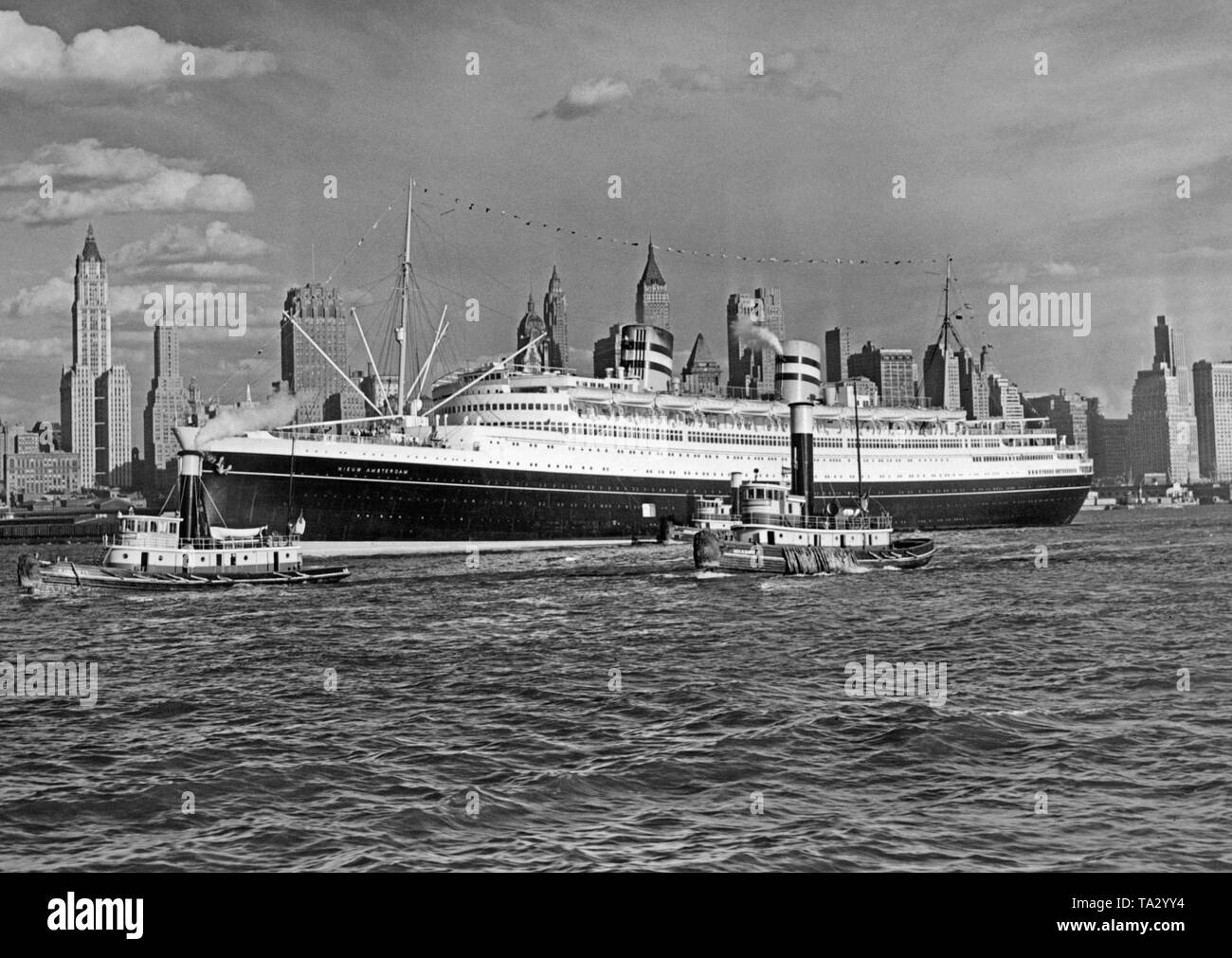 The Dutch turbine steamer "Nieuw Amsterdam" is towed in the port of New ...