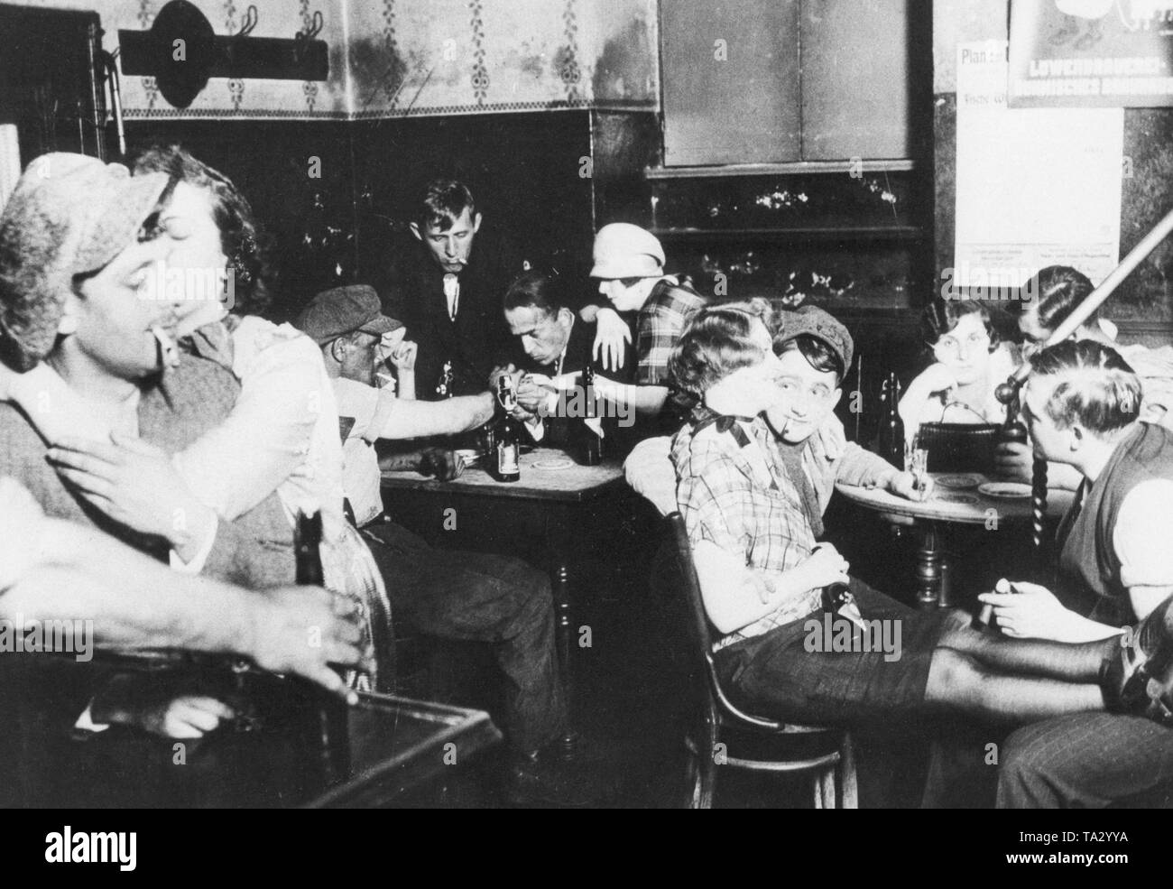 1920s pub hi-res stock photography and images - Alamy