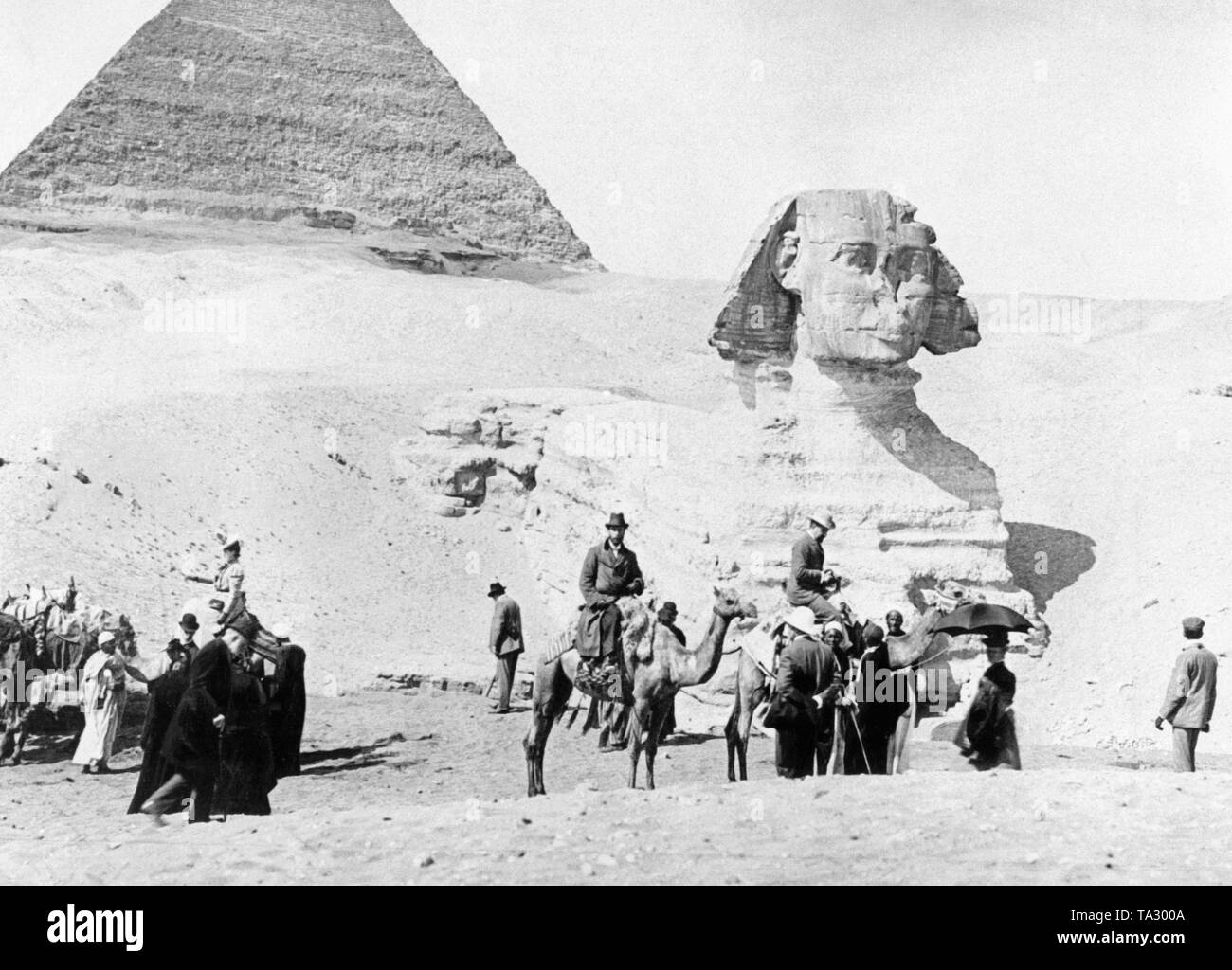 Statue in front pyramid sphinx Black and White Stock Photos & Images ...