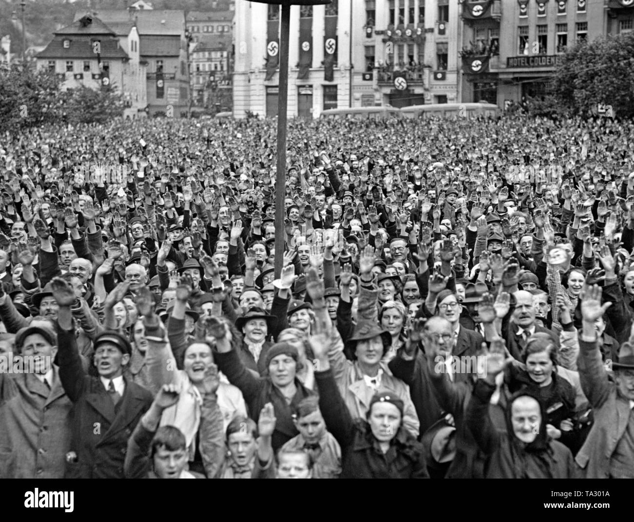 Cheering german crowds hi-res stock photography and images - Alamy
