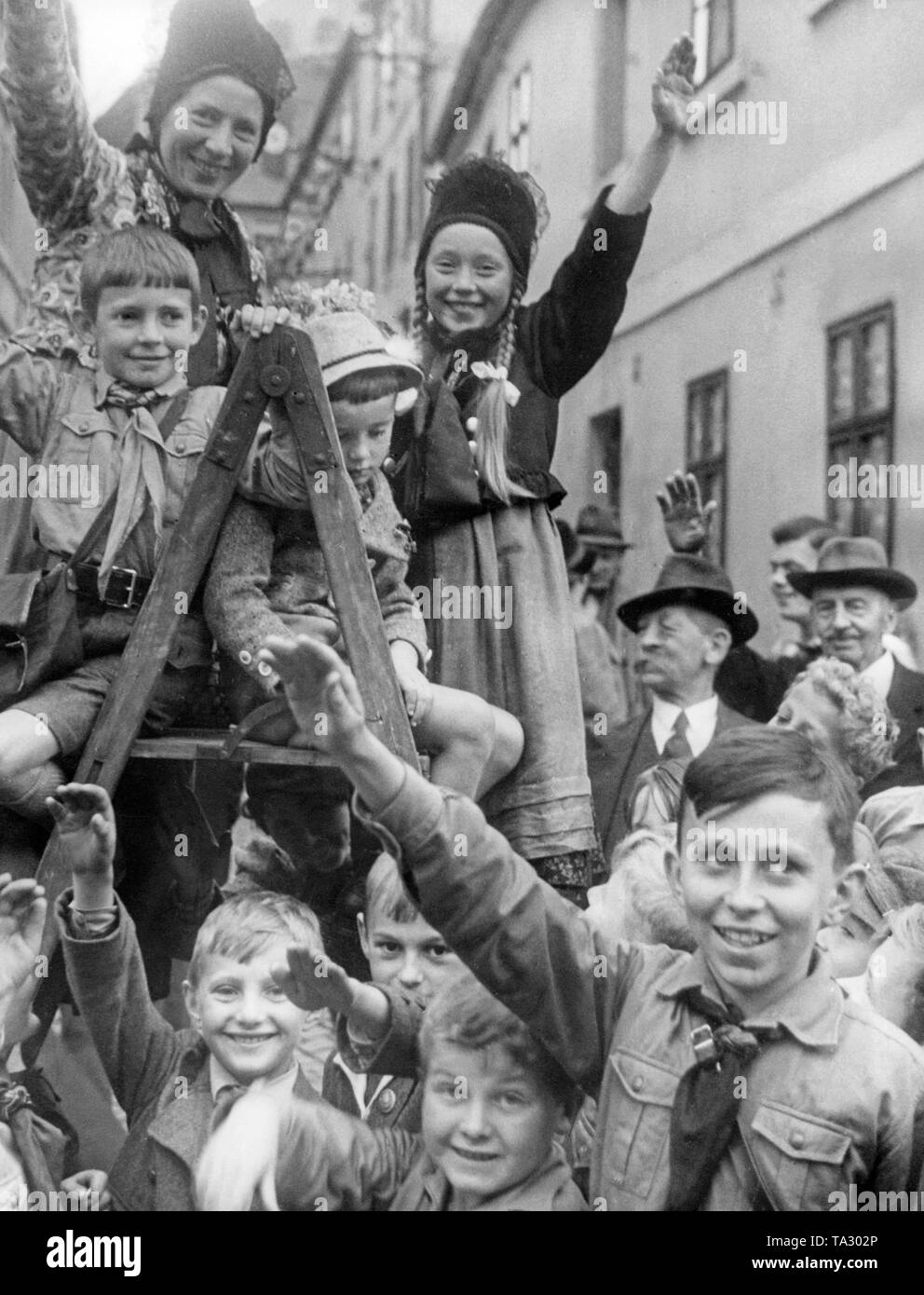 1930s adolf hitler with children hi-res stock photography and images ...