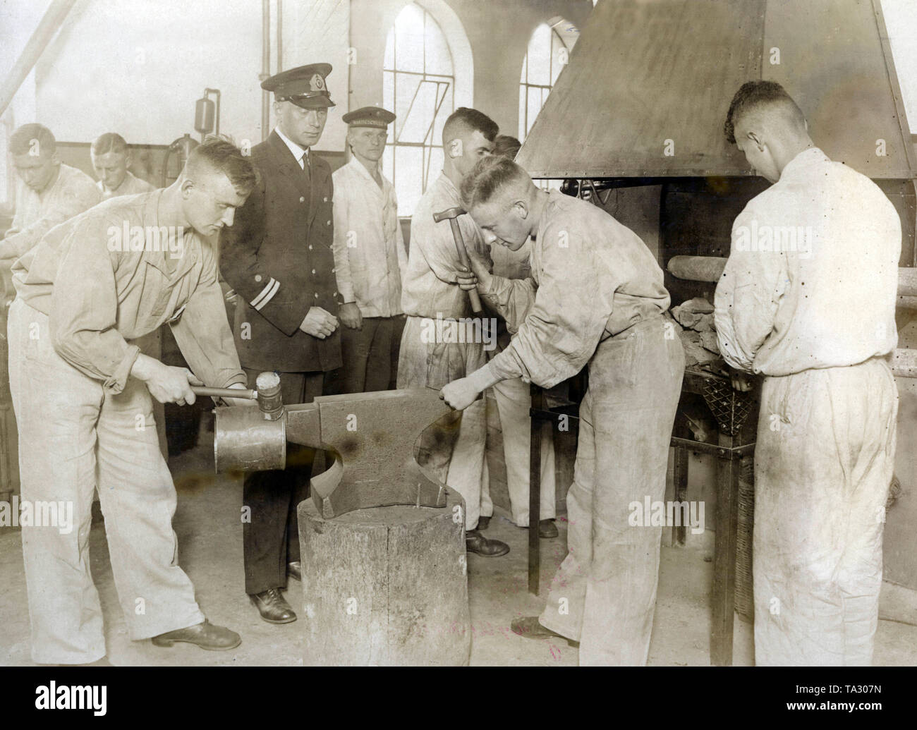 The picture shows engineer officer candidates at the Naval Academy in ...