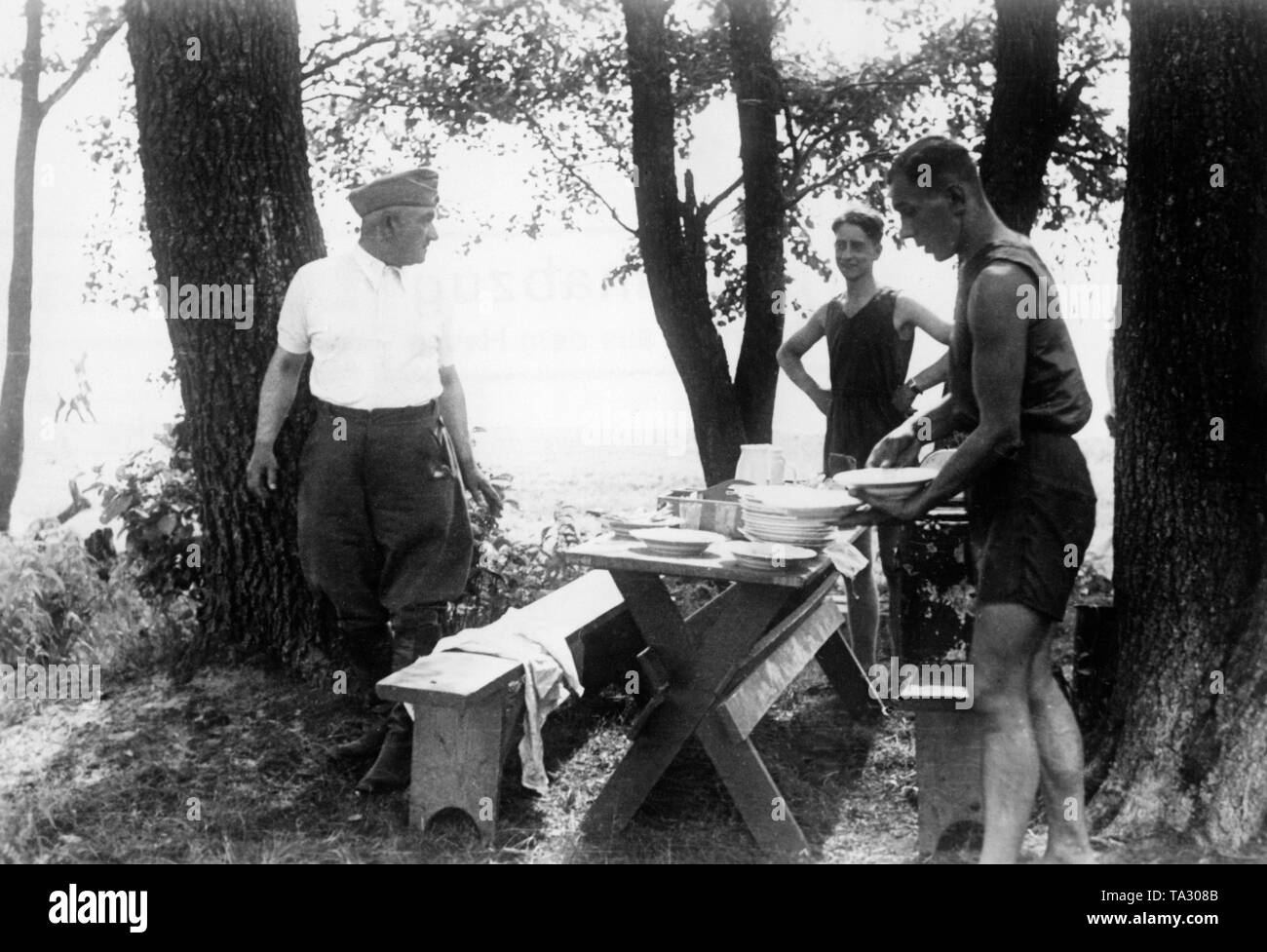 World war ii soldiers at table hi-res stock photography and images - Alamy