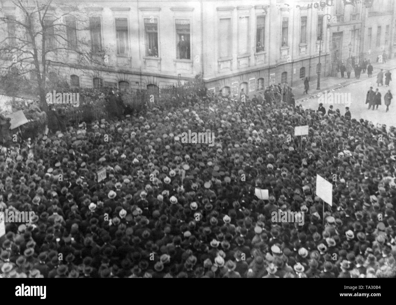 The SPD politician Philipp Scheidemann speaks from a window of the ...