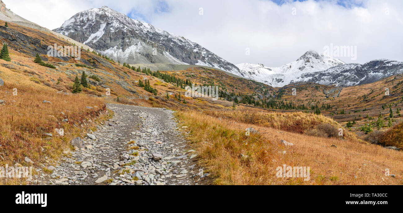 High Mountain Trail - A cloudy and stormy autumn day on Black Bear Pass ...