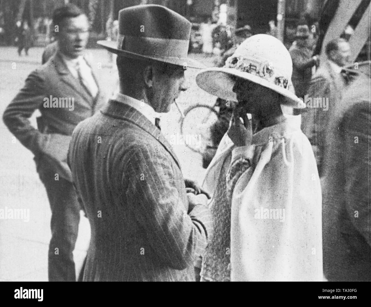 Street scene 1920s hi-res stock photography and images - Alamy