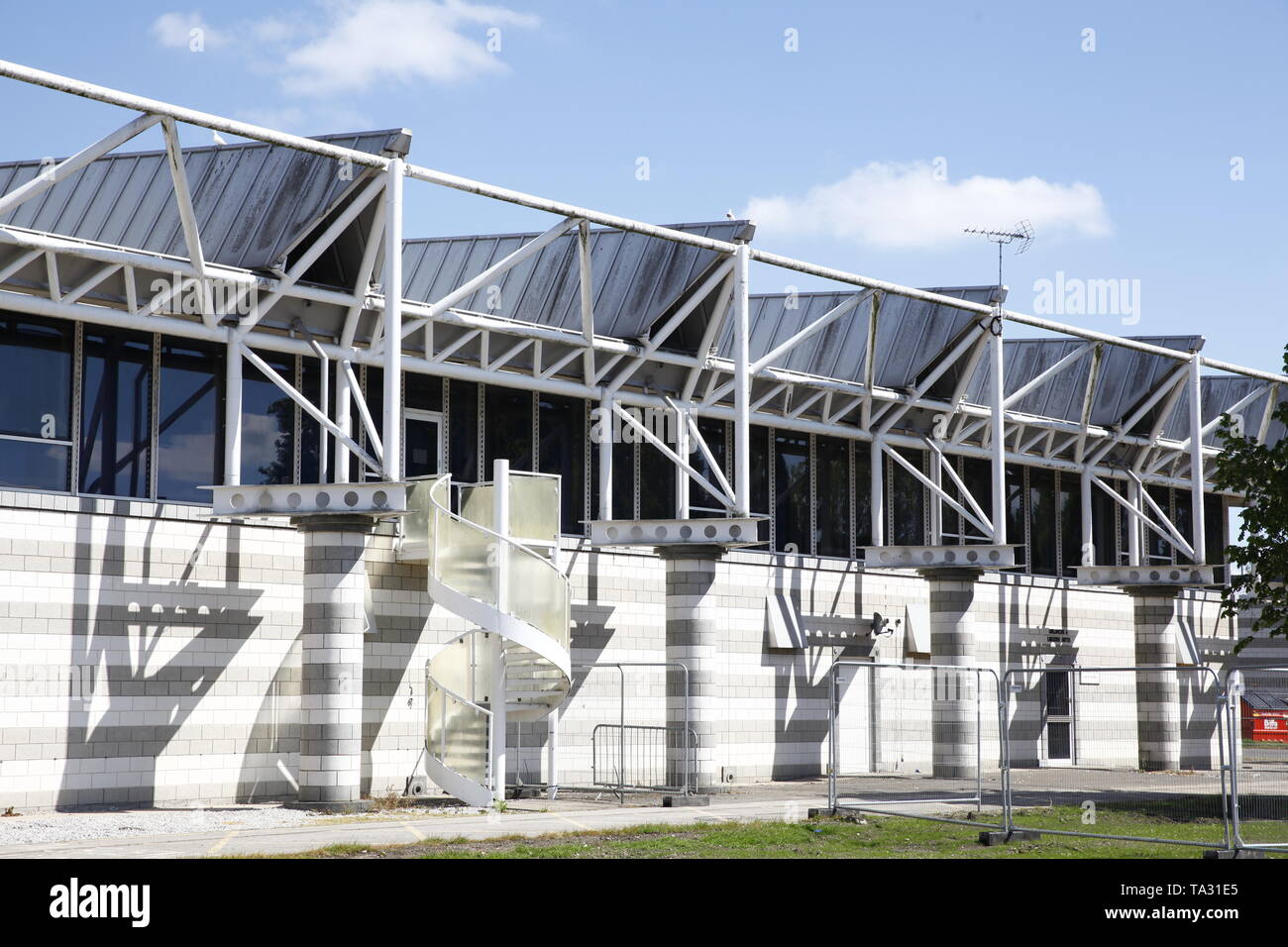 Metal struts hi-res stock photography and images - Alamy