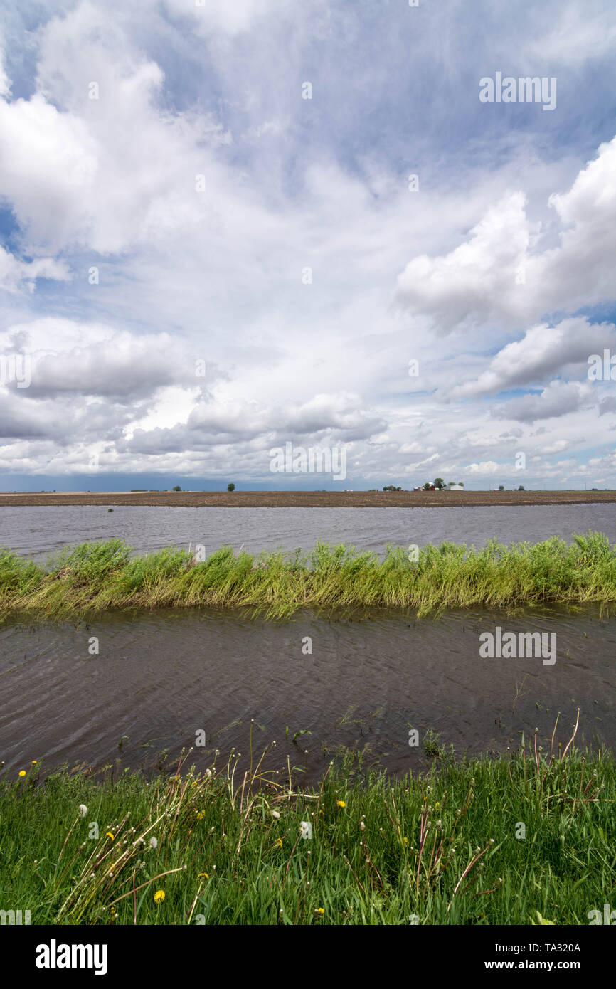 Beautiful skies and cloud formations on a warm and sunny spring day in ...