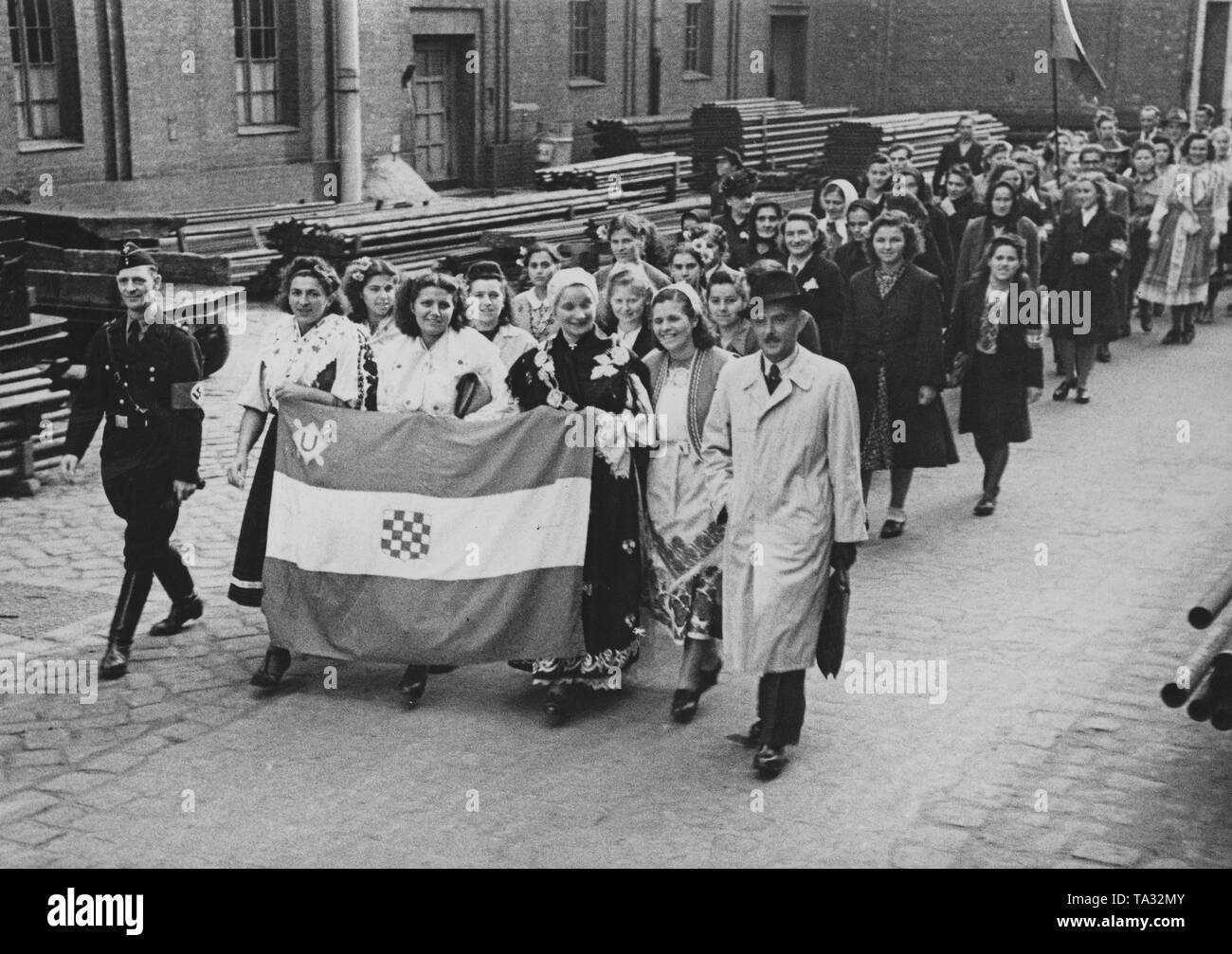 Representatives of the Croatian "foreign workers" on the way to a rally ...