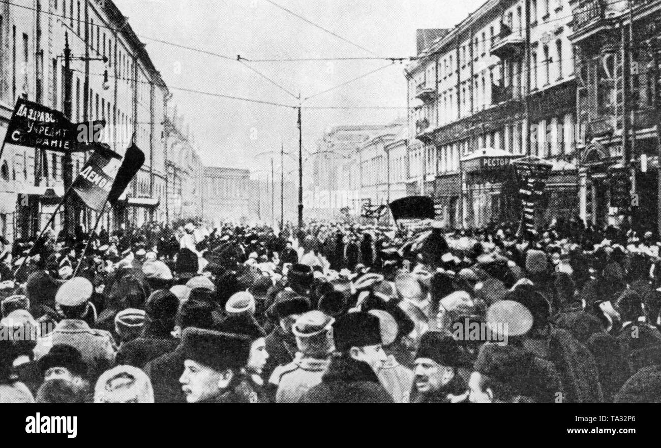 1917 russian revolution petrograd hi-res stock photography and images ...