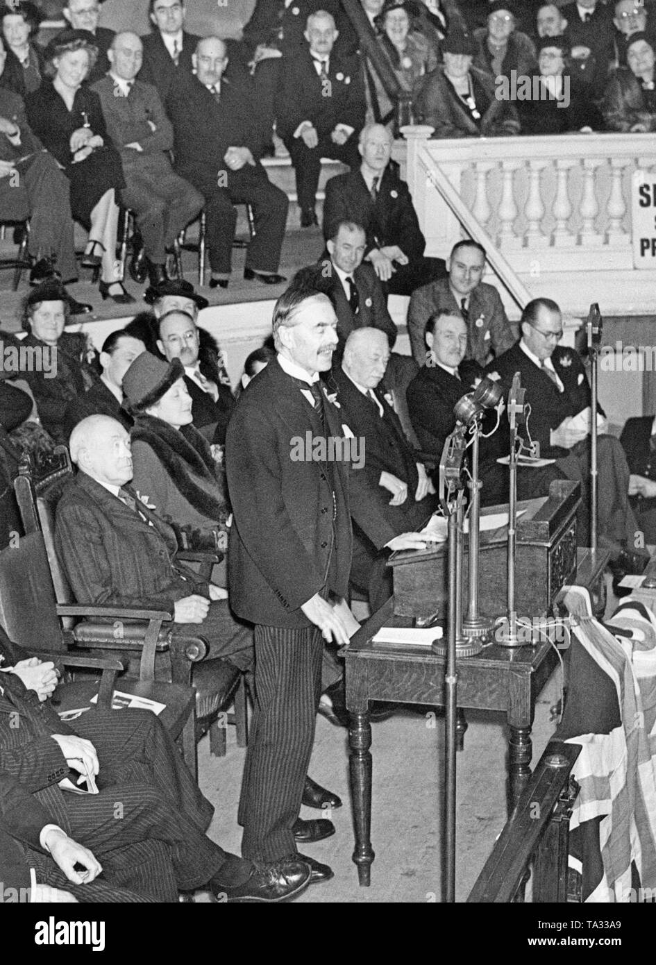 Neville chamberlain 1939 hi-res stock photography and images - Alamy