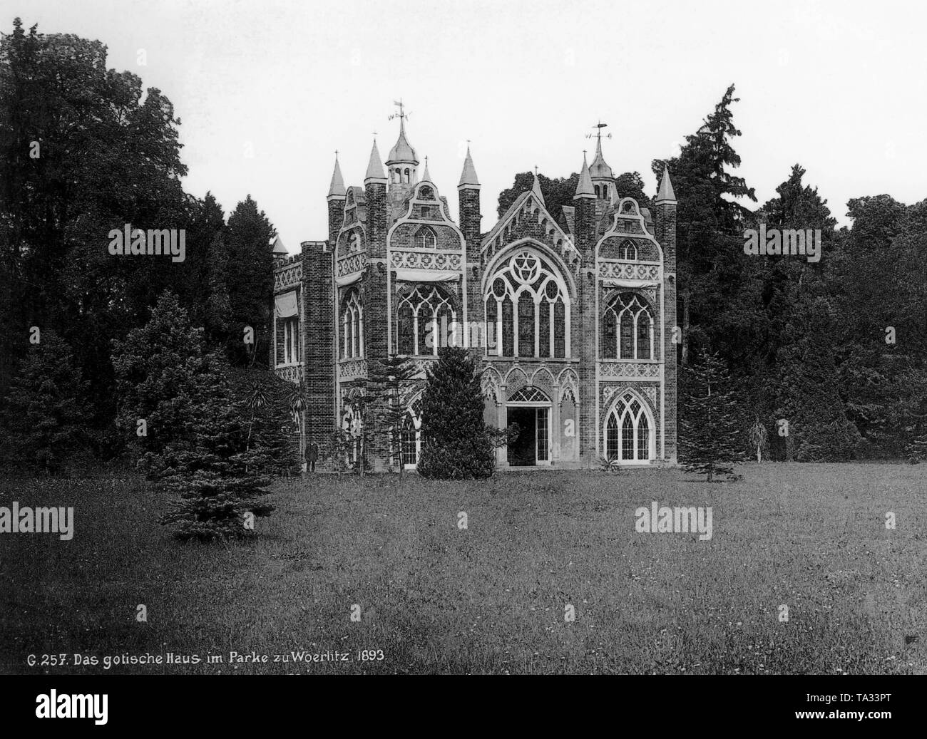 Pointed arches gothic architecture hi-res stock photography and images ...