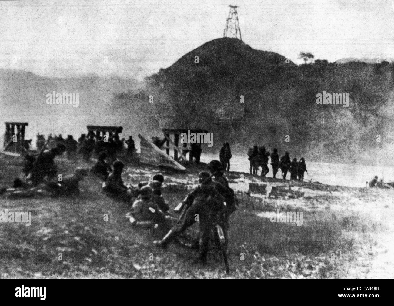 On the morning of 22nd06.1941, German pioneers are preparing to cross a ...