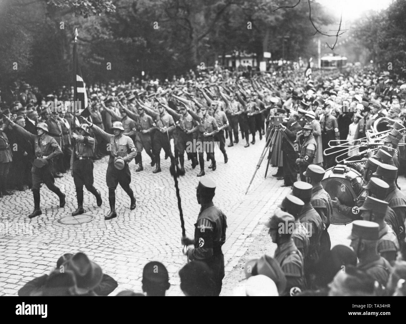 March up deployment hi-res stock photography and images - Alamy