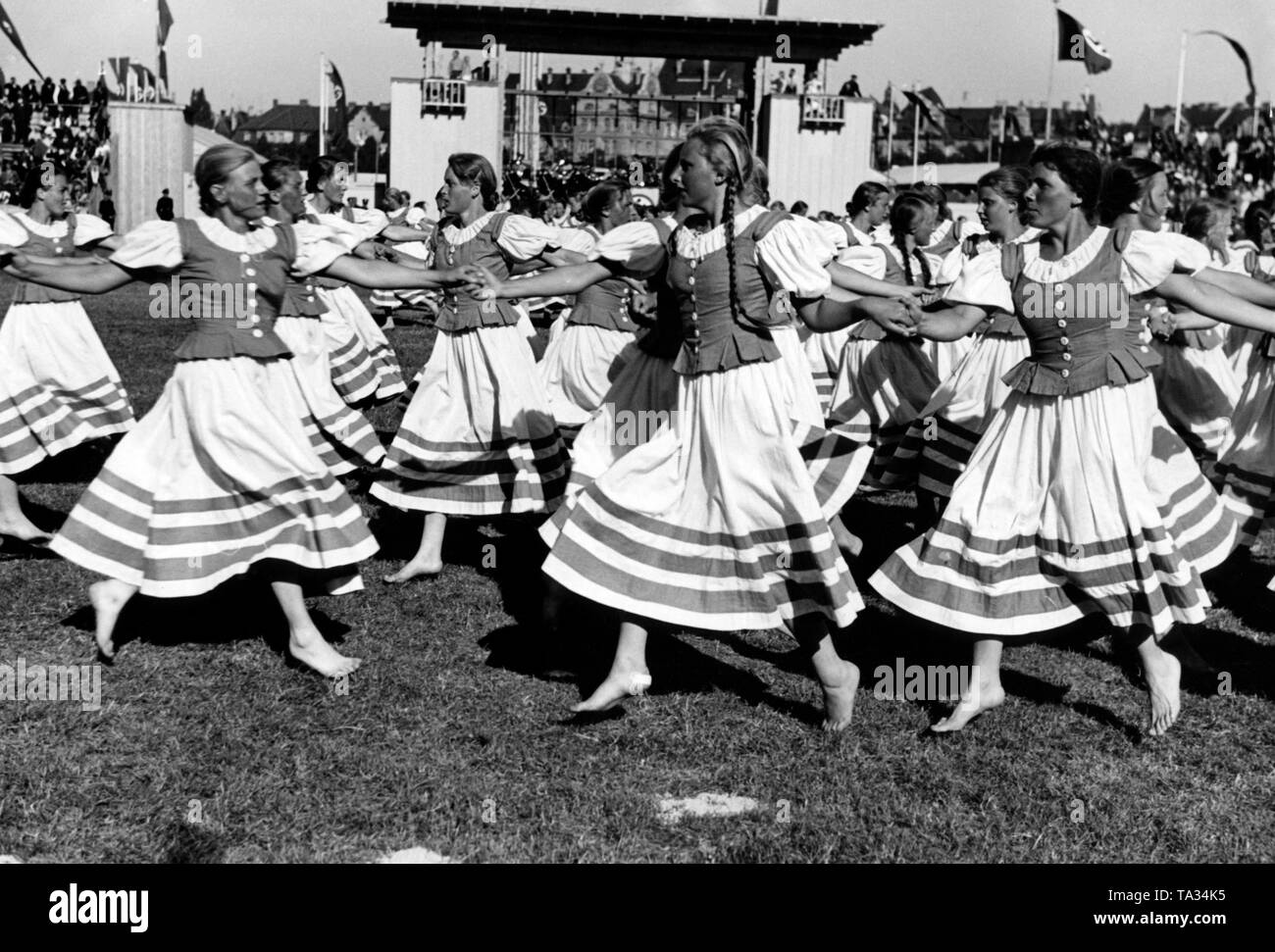 A group of girls from the imperial gymnastics school at Burg Neuhaus ...