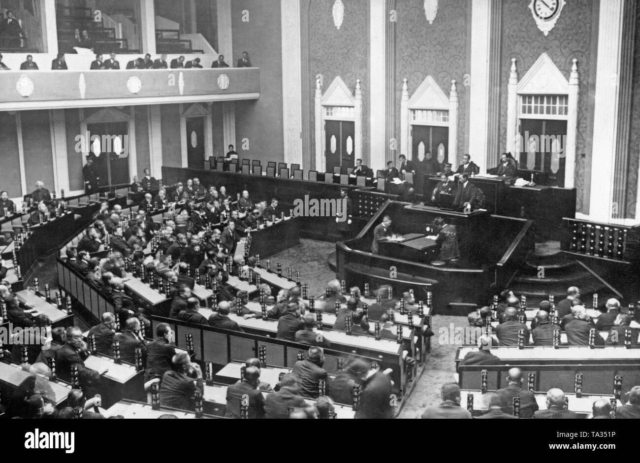 Tokyo assembly building Black and White Stock Photos & Images - Alamy