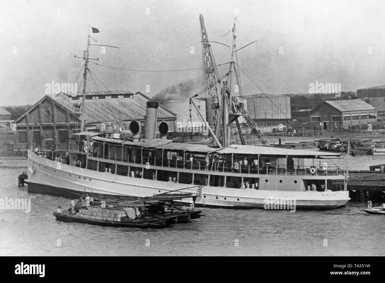Uss pigeon Black and White Stock Photos & Images - Alamy