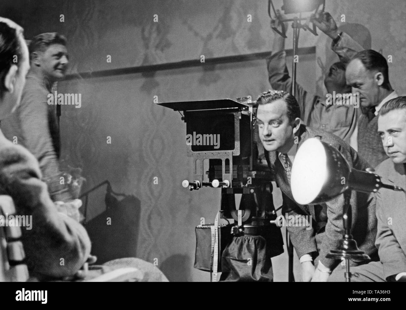 This photo shows cameraman Friedl Behn-Grund (next to the camera), who ...