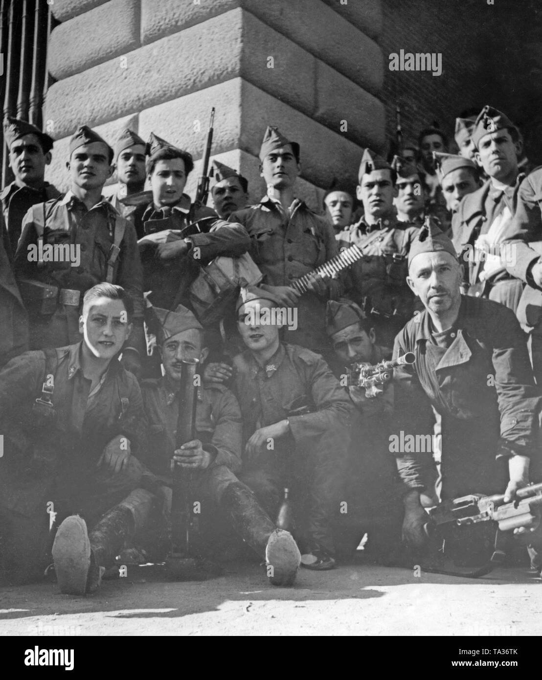 Spanish soldiers pose with a French Hotchkiss M1914 machine gun after ...
