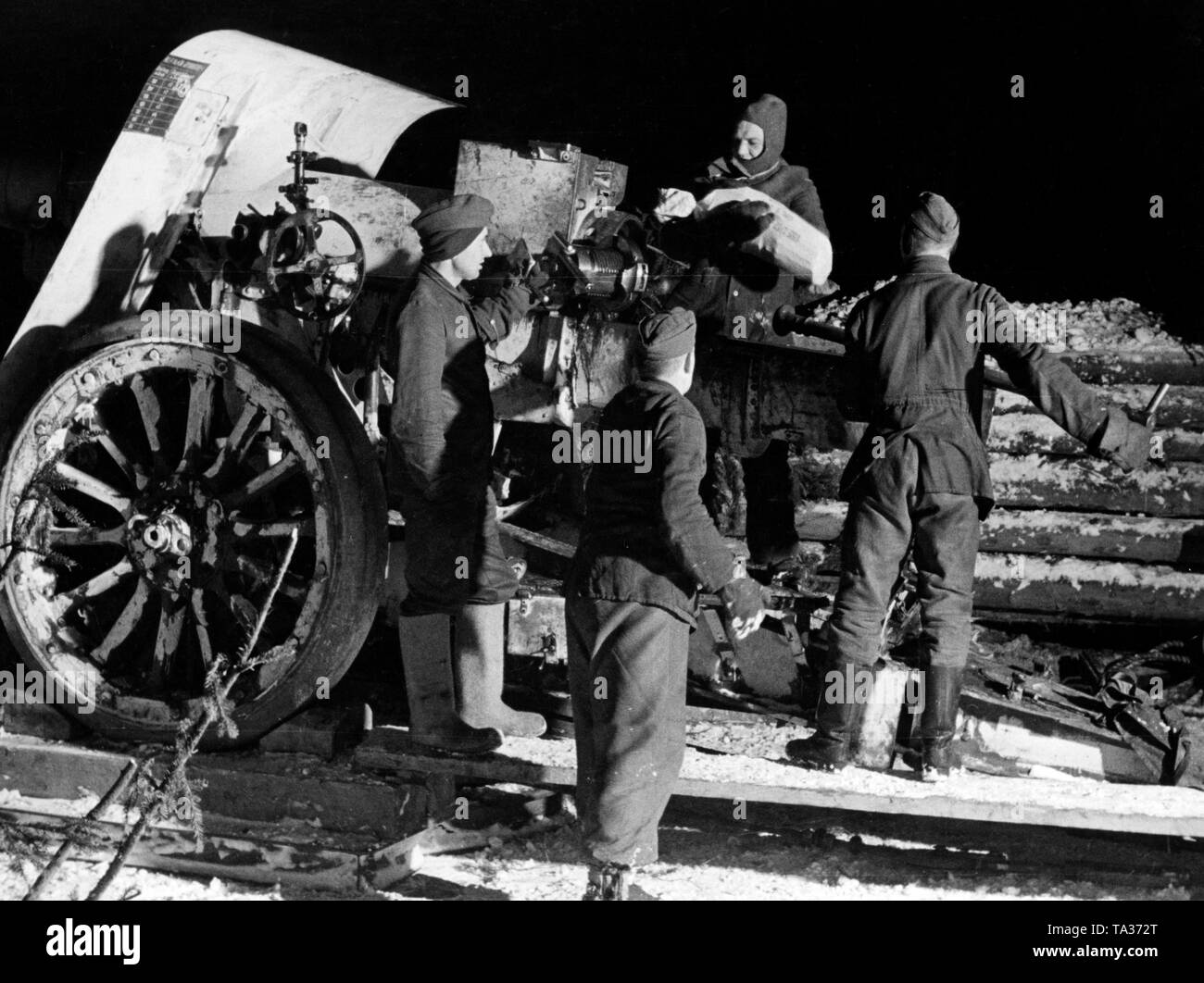 German soldiers during a night deployment at the Oranienbaum Cauldron ...