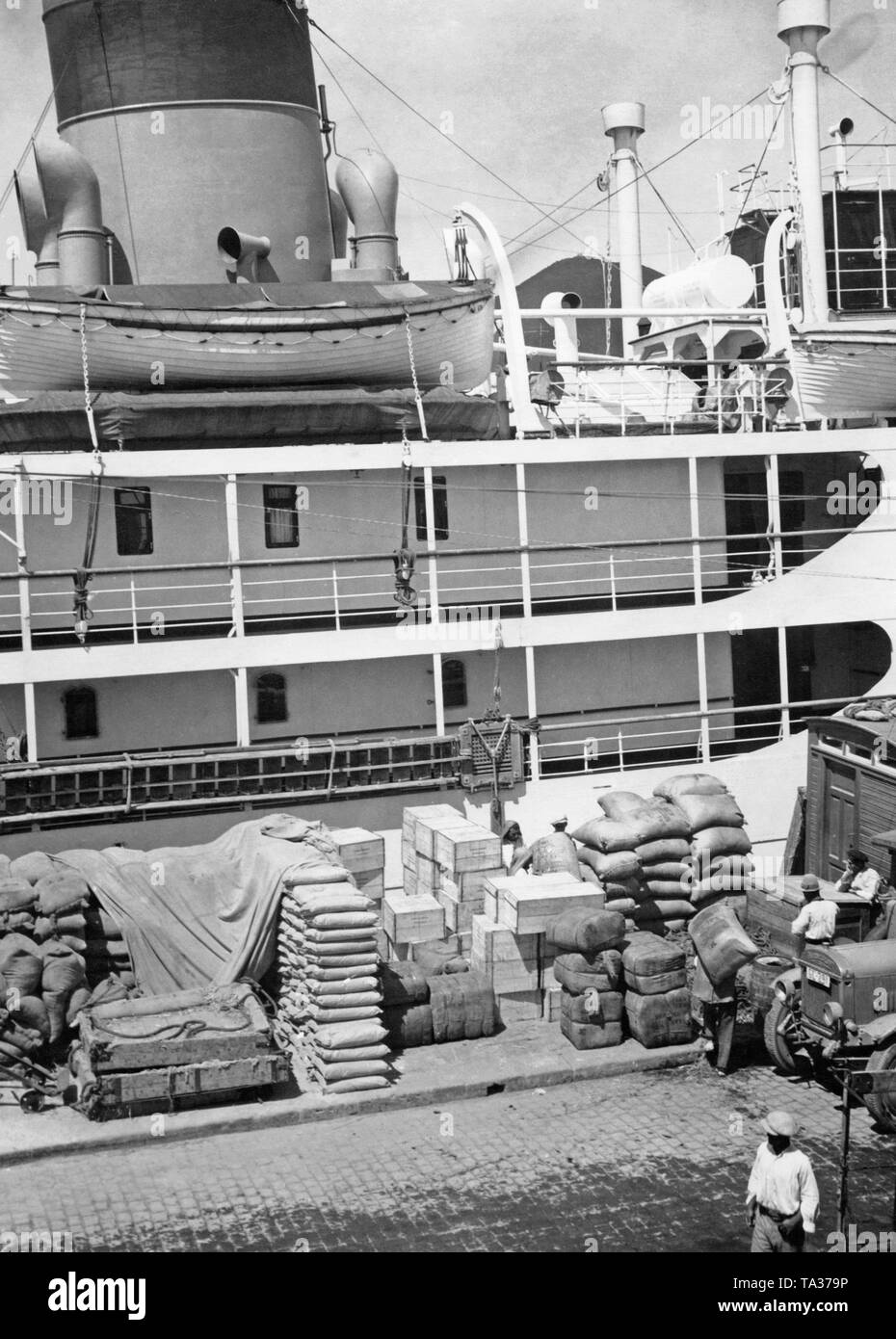 Loading cargo 1930s hi-res stock photography and images - Alamy