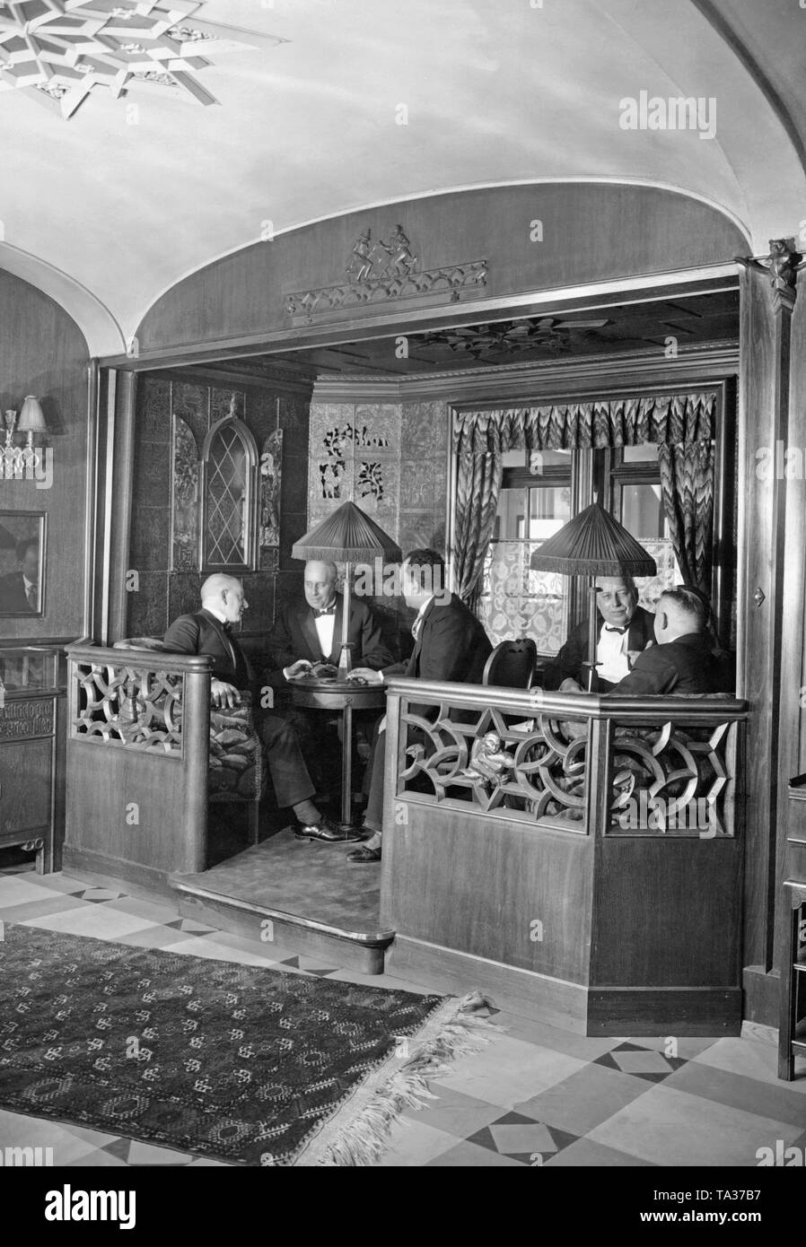 First-class smoking lounge aboard the HAPAG steamer "New York" just ...