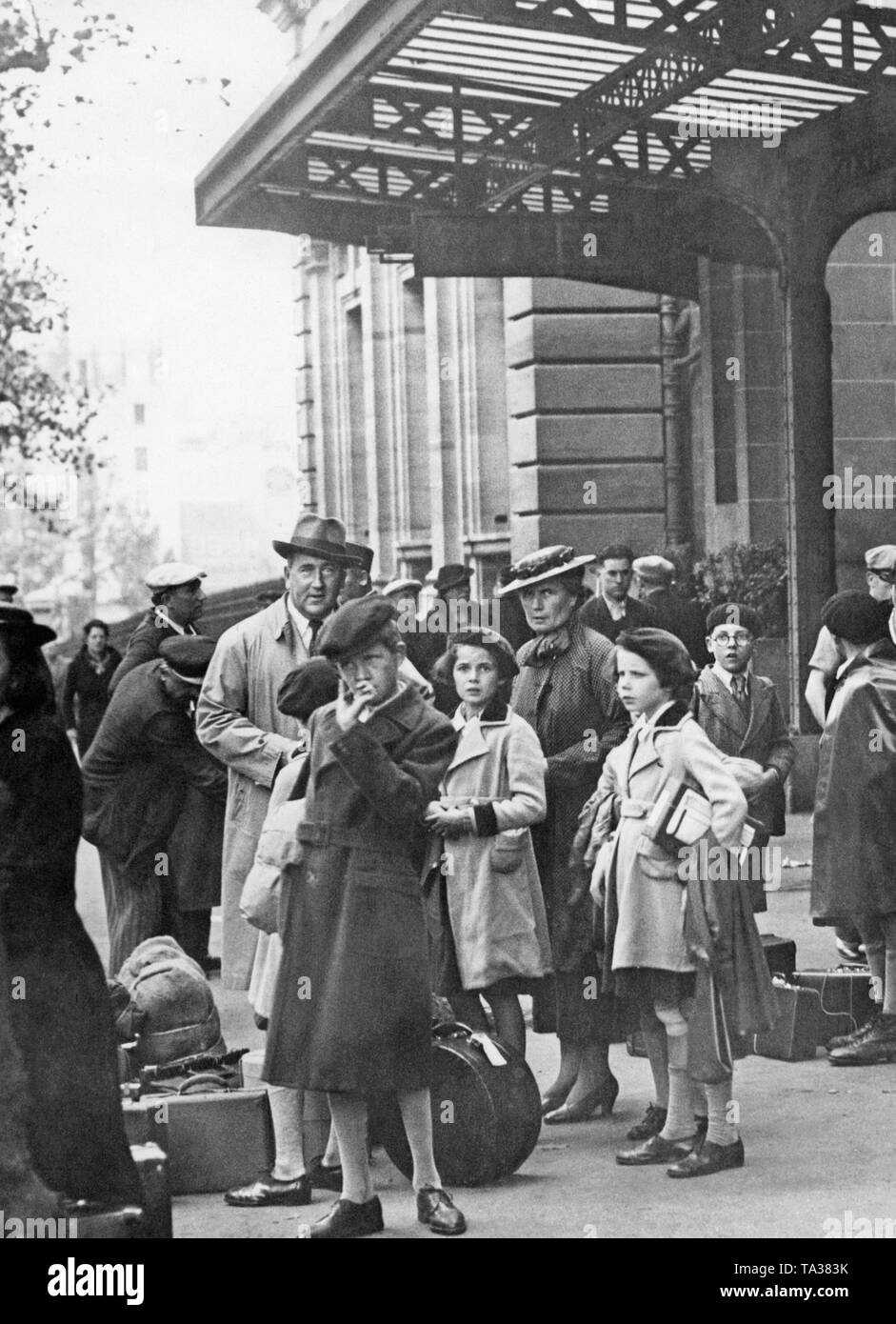 Woman from international arrival hi-res stock photography and images ...