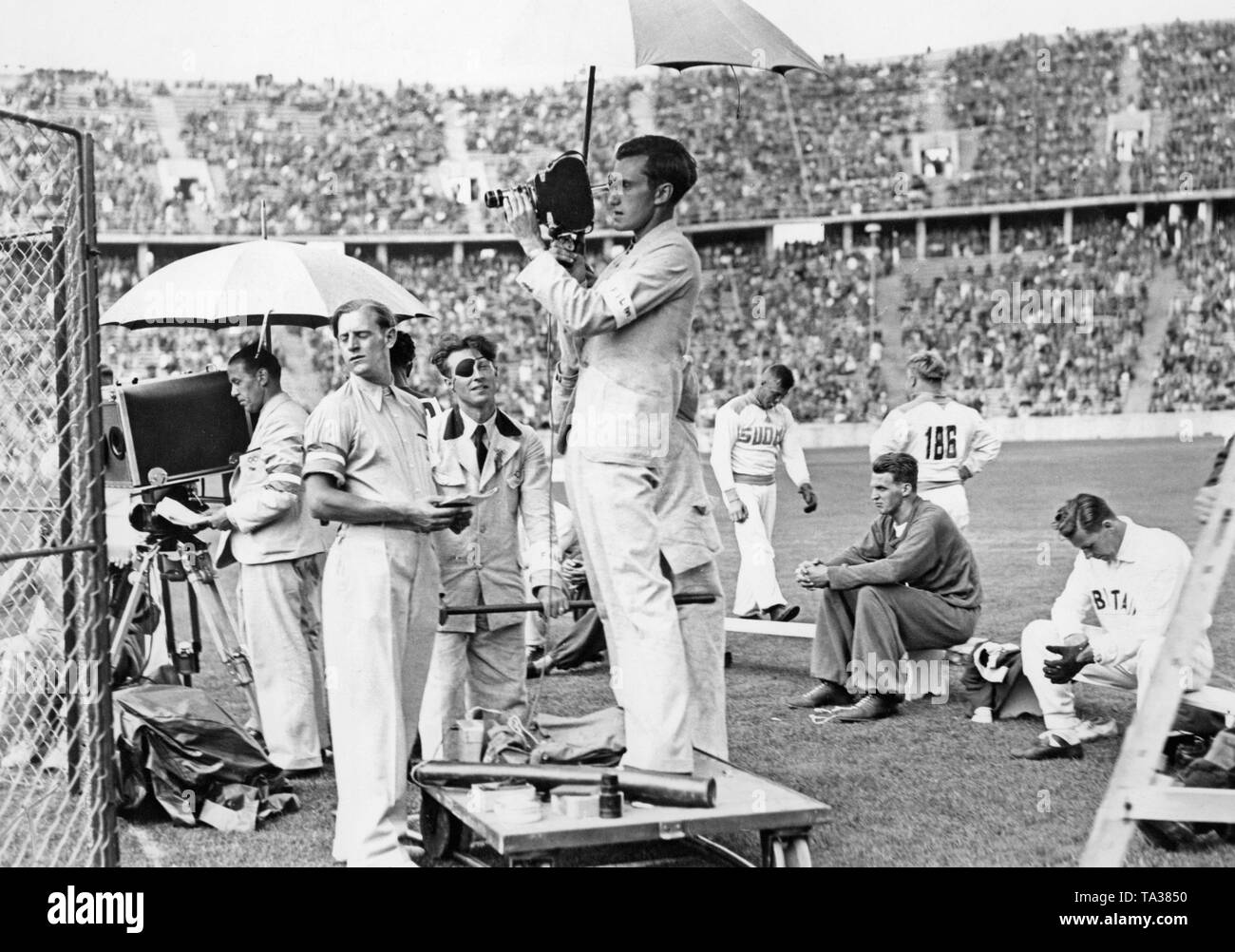 A cameraman films the hammer throwing competition for Olympia-Film ...