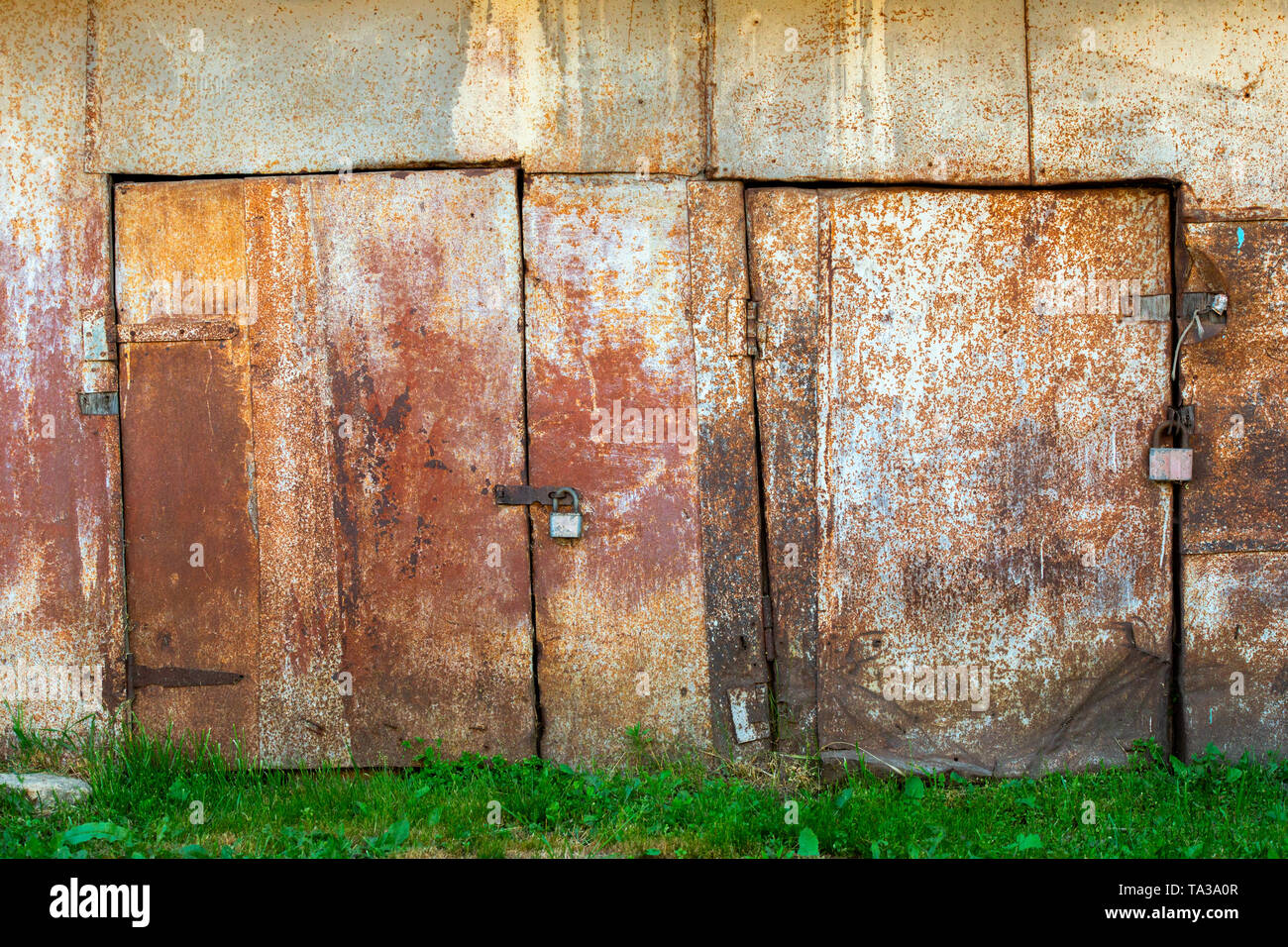 Closed barn doors hi-res stock photography and images - Alamy