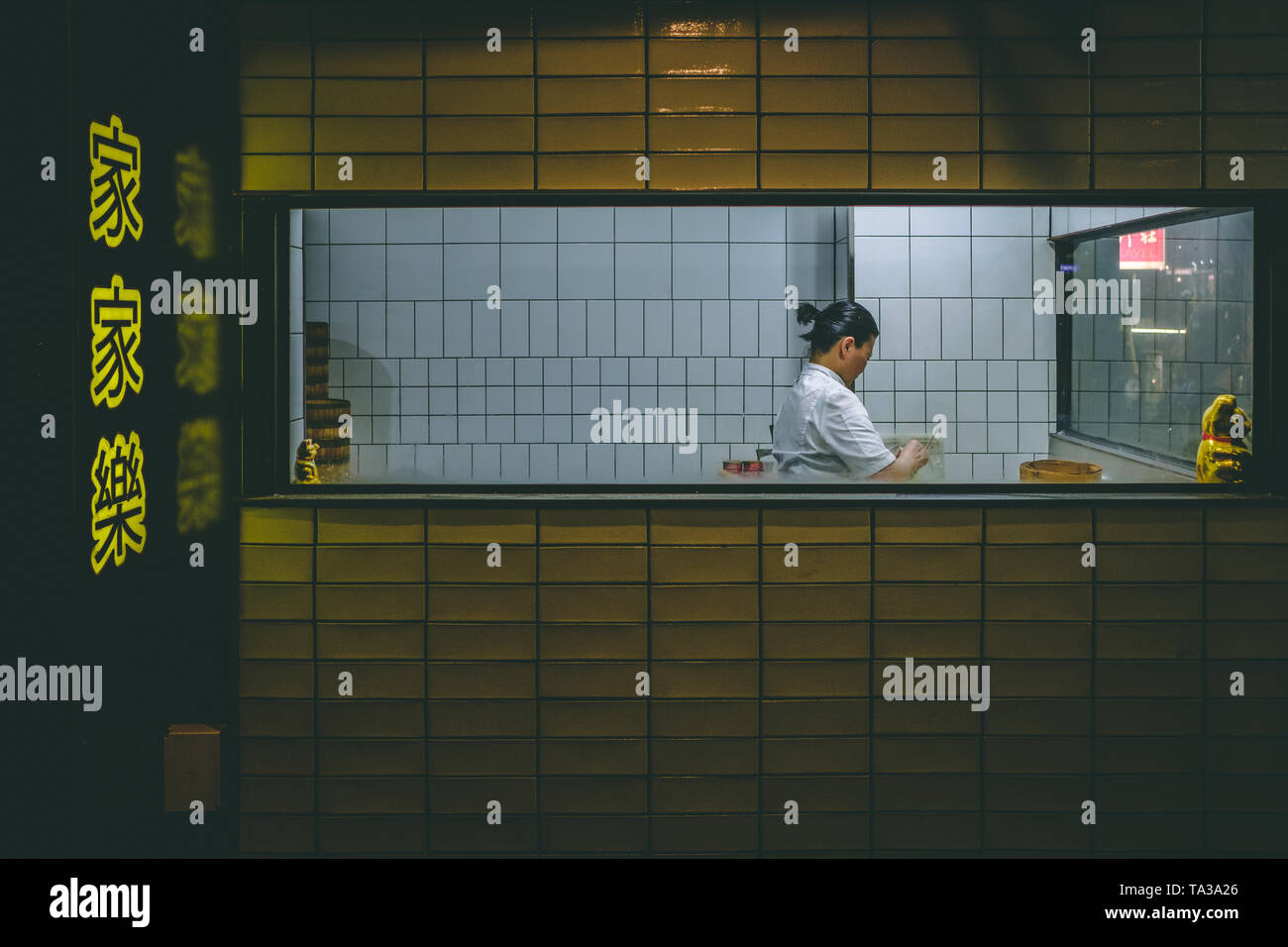 Chinese restaurant with chef hi-res stock photography and images - Alamy